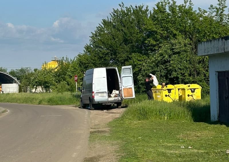 Persoană care a aruncat gunoi din construcții în pubele pentru gunoi ...